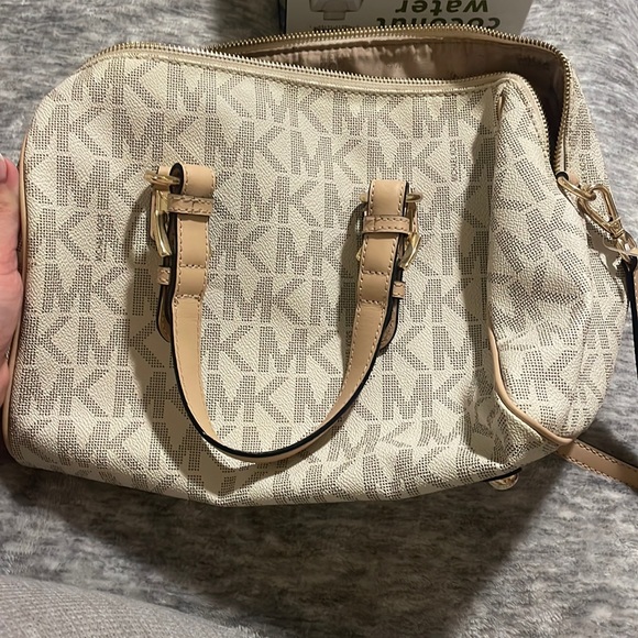 Michael Kors | Bags | Michael Kors Signature Handbag W Attachable Strap ...